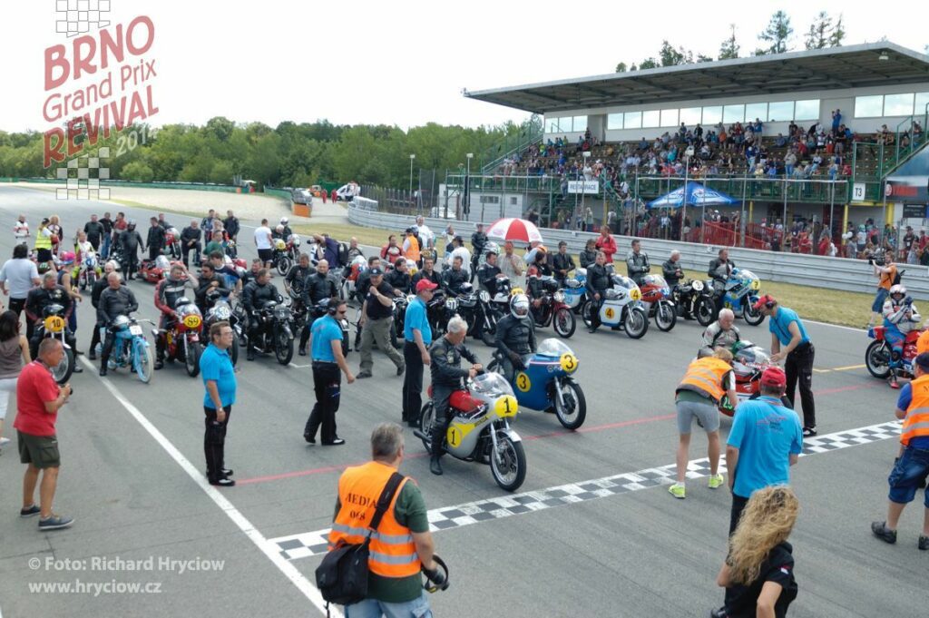 Československé formule, motocykly a závodní cestovní vozy - Brno Grand ...